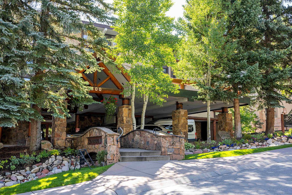 Snowmass Village Hotels & Resorts | The Stonebrige Inn – About Us